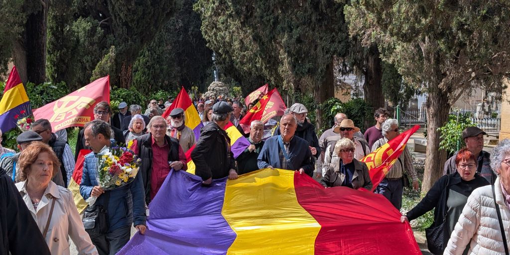Así rindió homenaje Sevilla al 94º aniversario de la proclamación de la II República y a las y ...